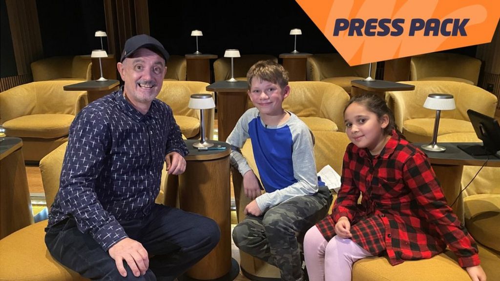 Chicken Run 2: Press Packers meet the film's director - BBC Newsround