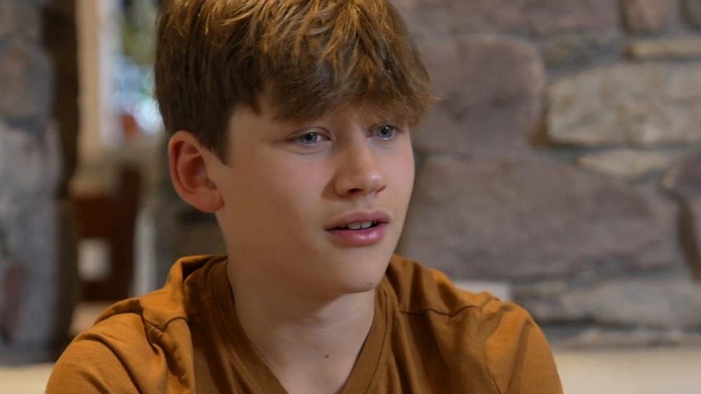 Fflyn Edwards yn sôn am actio rhan Tywysog Harry yn The Crown - BBC ...