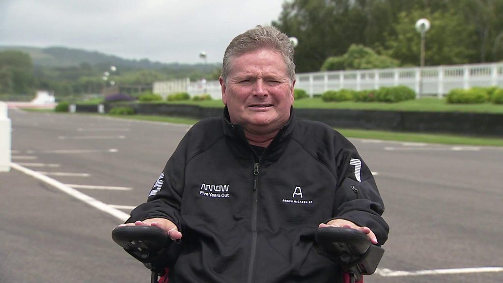 Watch: Quadriplegic Sam Schmidt drives a race car - BBC Newsround