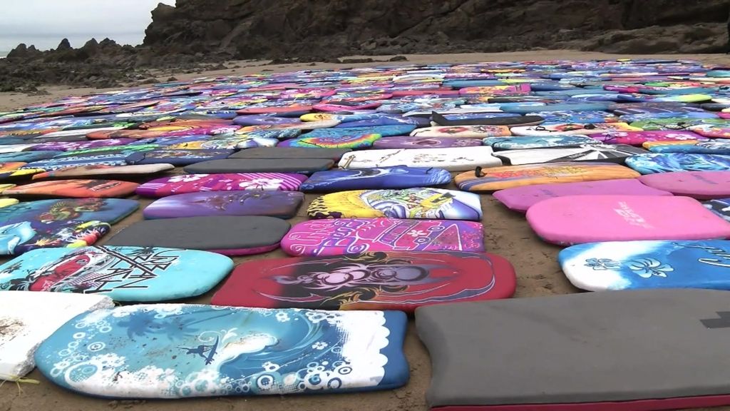 The kids tackling bodyboard beach waste - BBC Newsround
