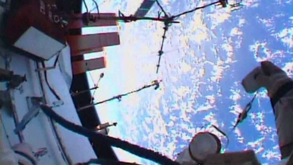 Cosmonauts cleaning windows in space - BBC Newsround