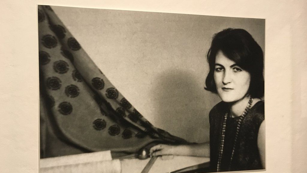 Y cwmni bach o'r Canolbarth ddaeth yn frand byd-enwog - BBC Cymru Fyw