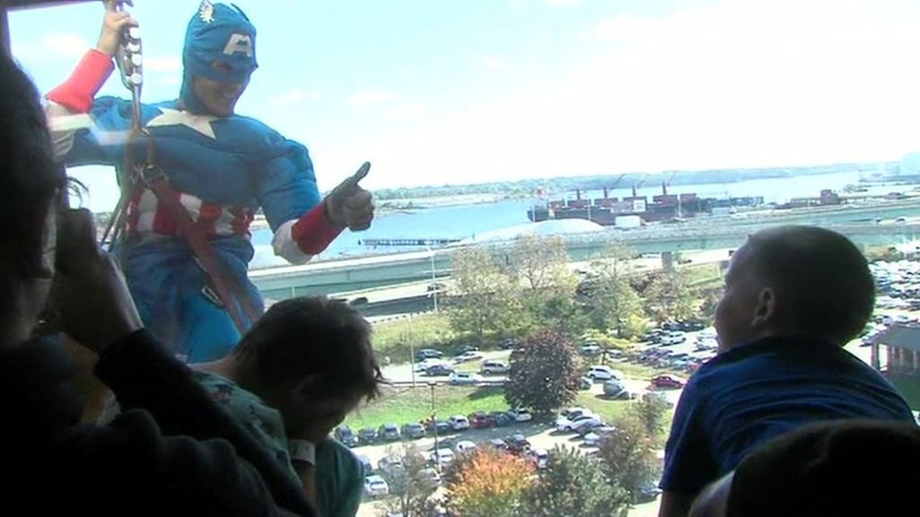 'Superhero' window cleaners surprise kids at US hospital - BBC Newsround