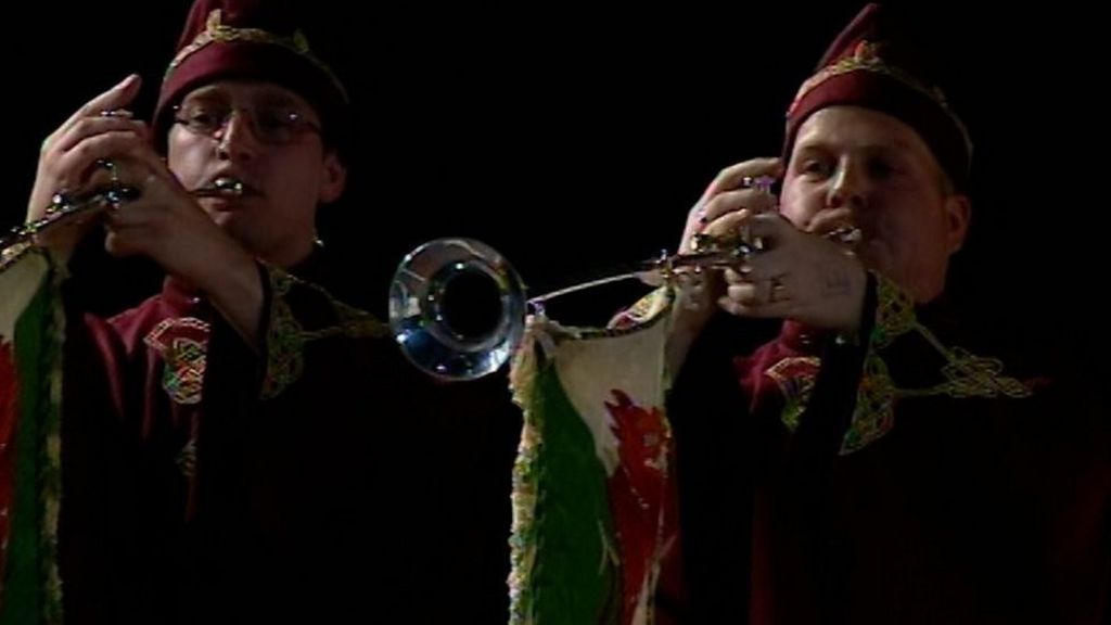 Dathlu 20 mlynedd o ganu'r corn gwlad - BBC Cymru Fyw
