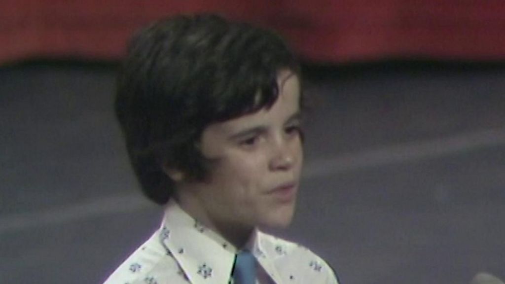 Tudur Dylan Jones: Adrodd o'r Ysgrythur yn 1978 - BBC Cymru Fyw