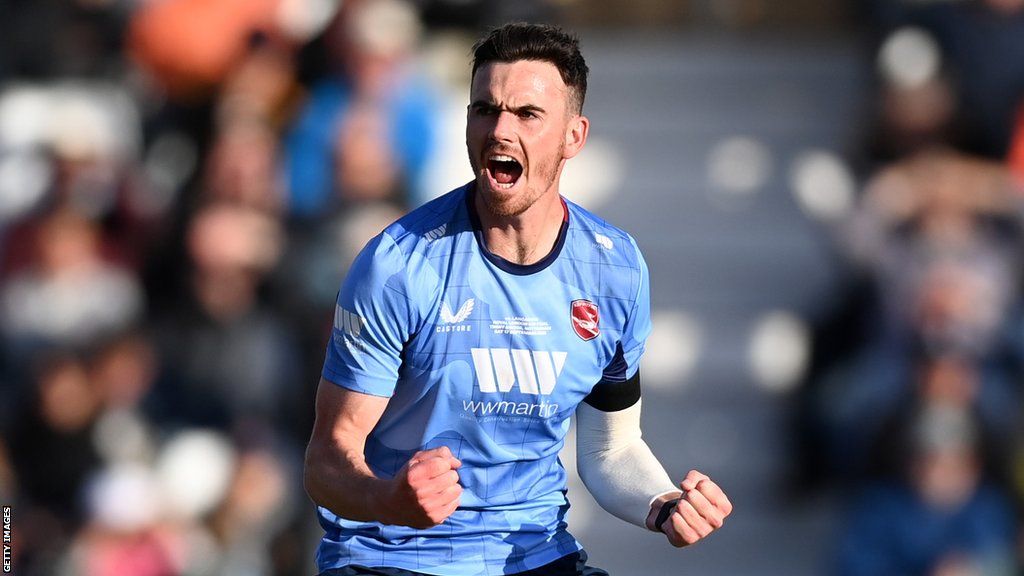 Nathan Gilchrist: Fast bowler signs new Kent contract - BBC Sport