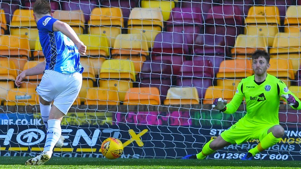 Watch: Liam Craig penalty saved as Motherwell beat St Johnstone - BBC Sport