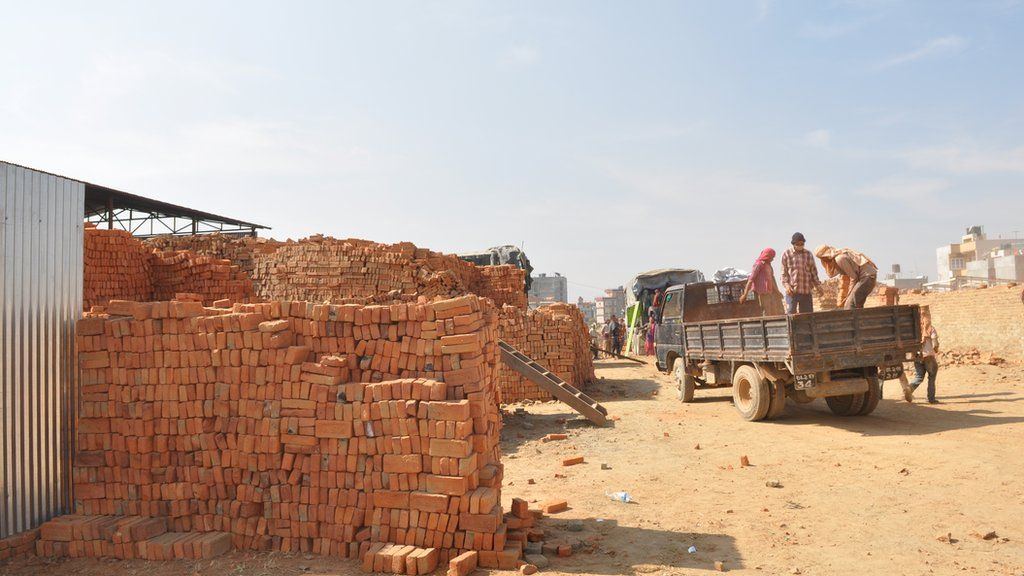 Nepal brick kilns rebuilt after quake become cleaner - BBC News