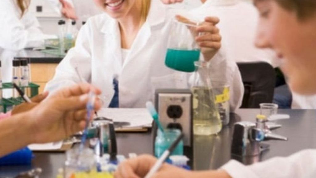 Pryder am brinder athrawon gwyddoniaeth - BBC Cymru Fyw