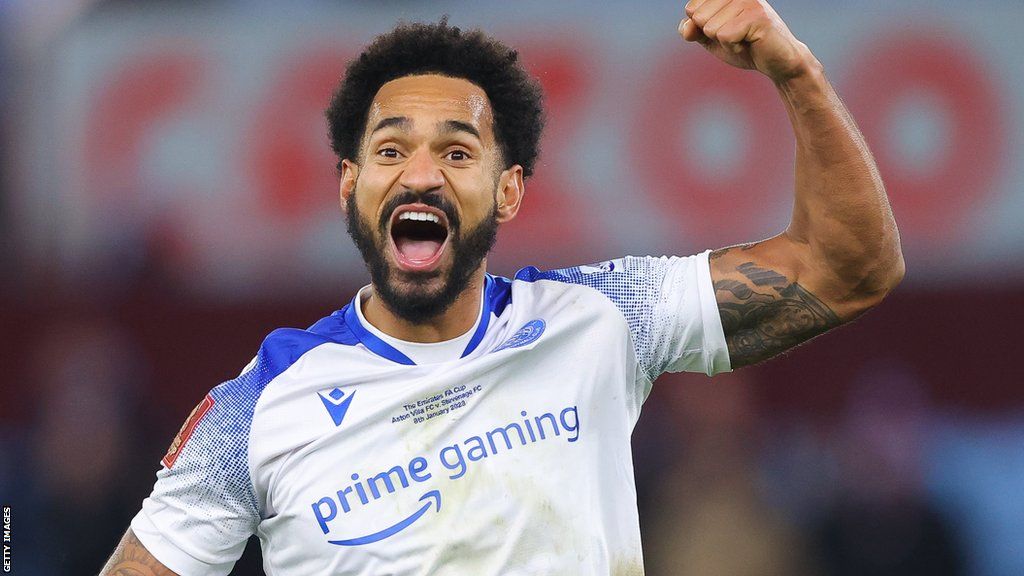 Jordan Roberts: Stevenage striker agrees new contract - BBC Sport