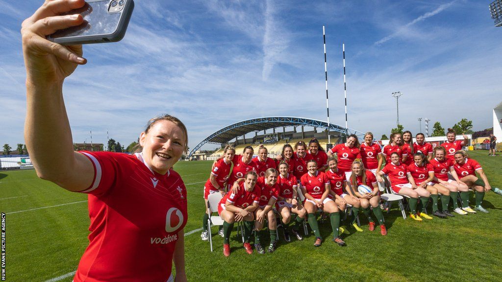 Caryl Thomas: Wales prop bows out after 17 years in red - BBC Sport