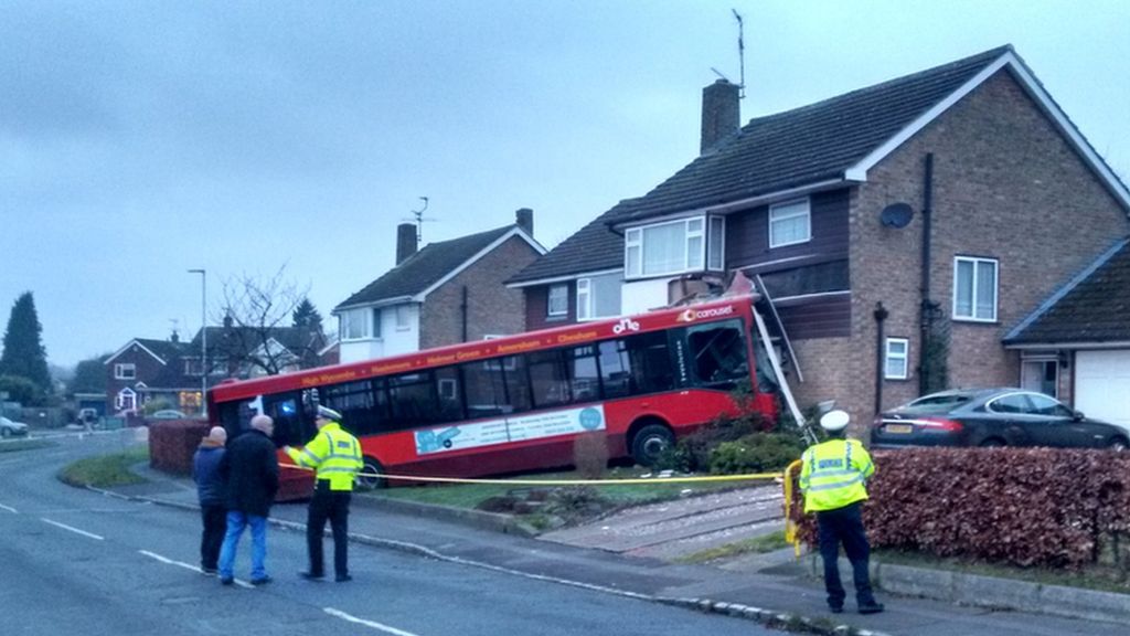 House 'moved two inches' in Coventry bus crash - BBC News