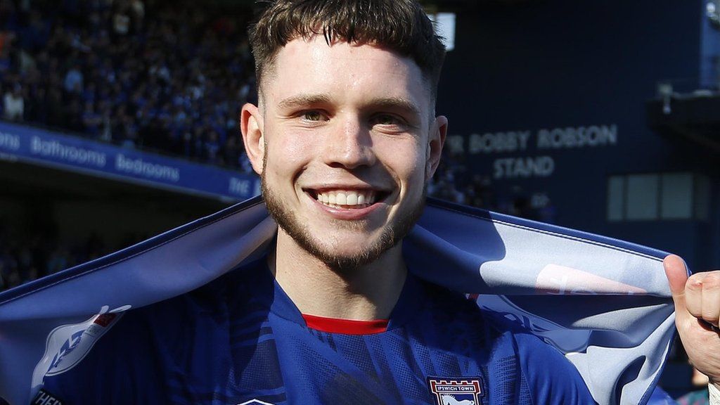 Ipswich Town signs commentary deal with BBC Radio Suffolk - BBC News