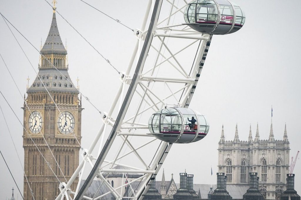 Photos: How to spring clean the London Eye - BBC Newsround