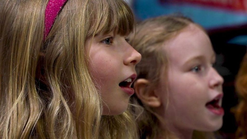Meet the world's biggest student choir: Young Voices - BBC Newsround