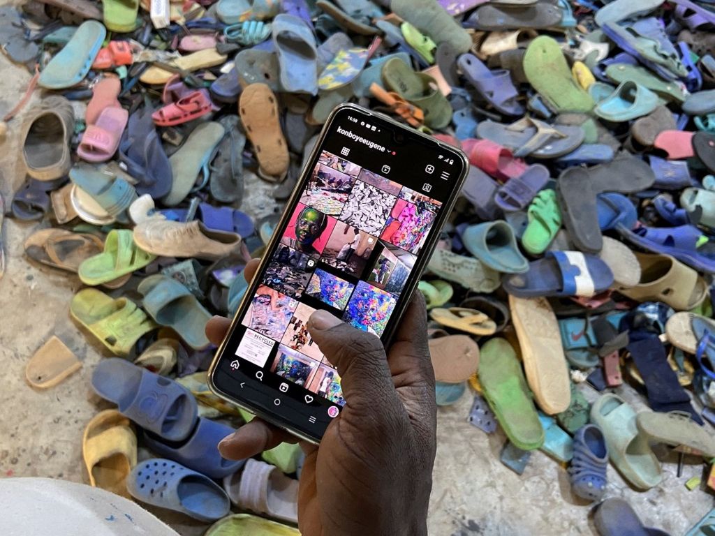 The Nigerian artist turning discarded flip-flops into artwork! - BBC ...