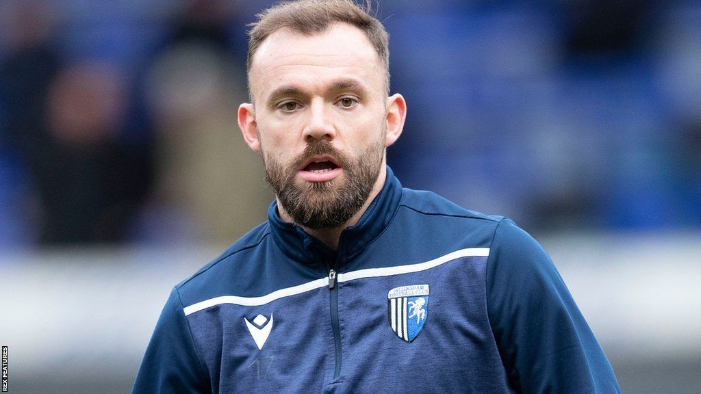 Danny Lloyd: Rochdale sign midfielder on one-month deal - BBC Sport
