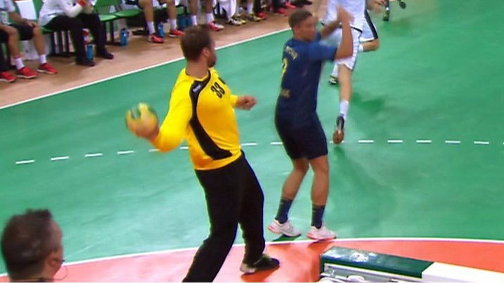 Rio 2016: Germany handball keeper scores full court-length goal - BBC Sport