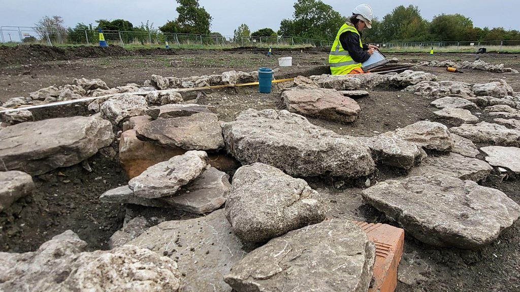 Oxfordshire school field dig uncovers 2,000-year-old Roman road - BBC News