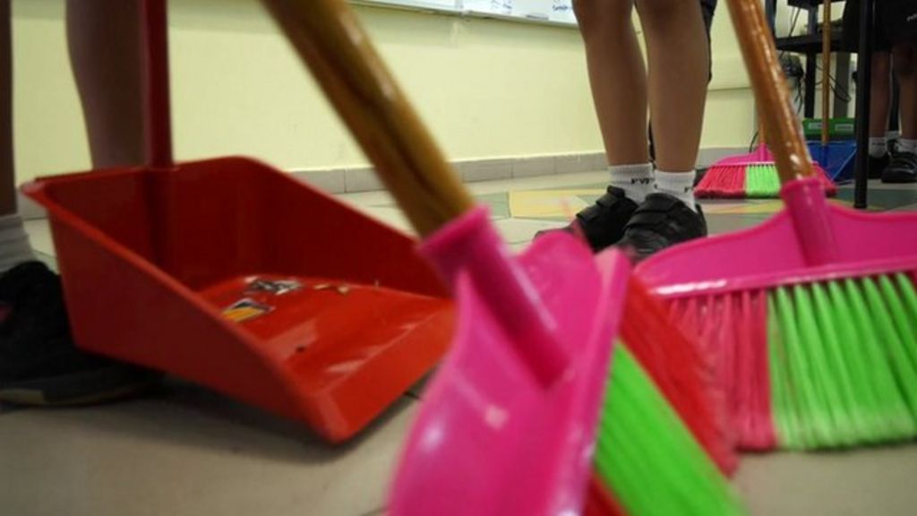 Singapore pupils to clean up schools - BBC Newsround