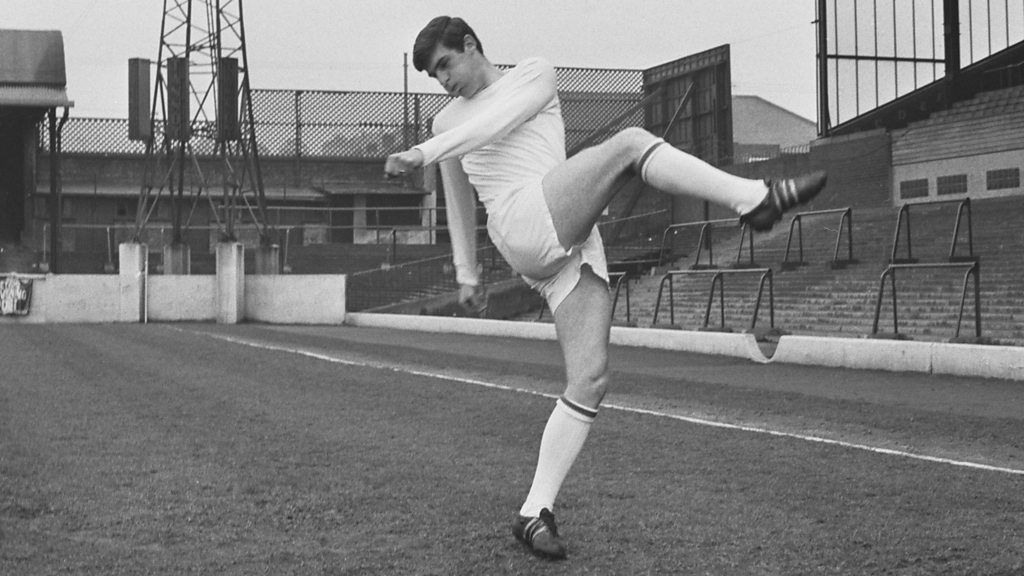 Peter Lorimer: Leeds United's record goalscorer dies aged 74 - BBC Sport