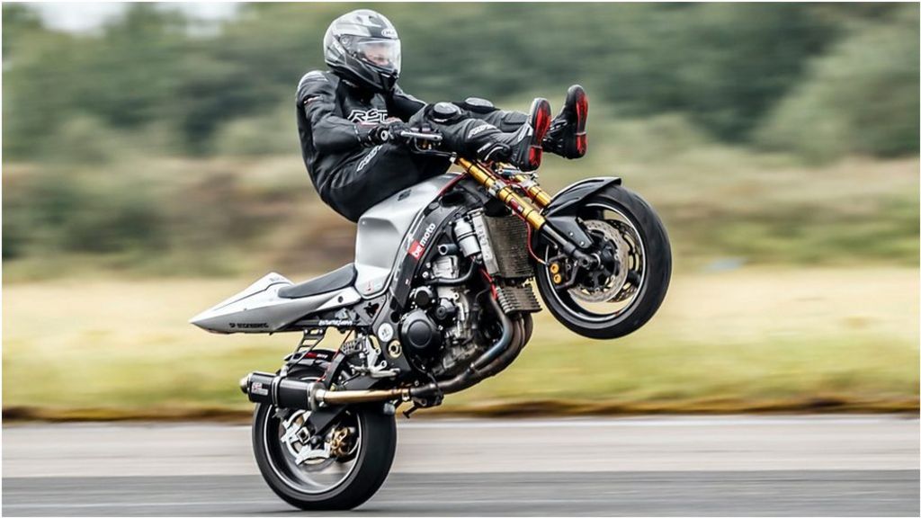 Handlebar wheelie: Stunt rider Jonny Davies breaks world speed record ...
