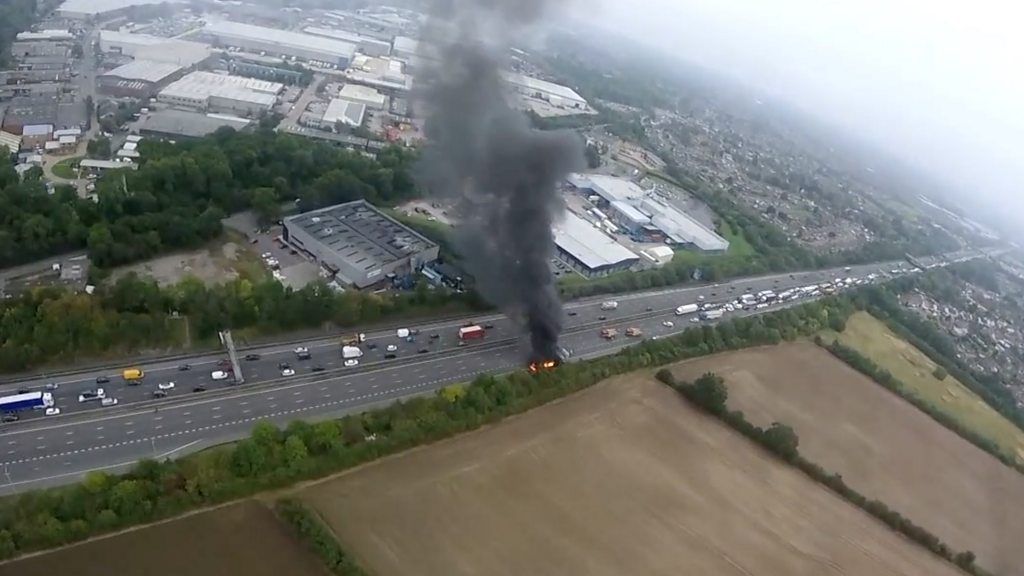 Driver 'very lucky' to escape M1 Leicester lorry fire - BBC News