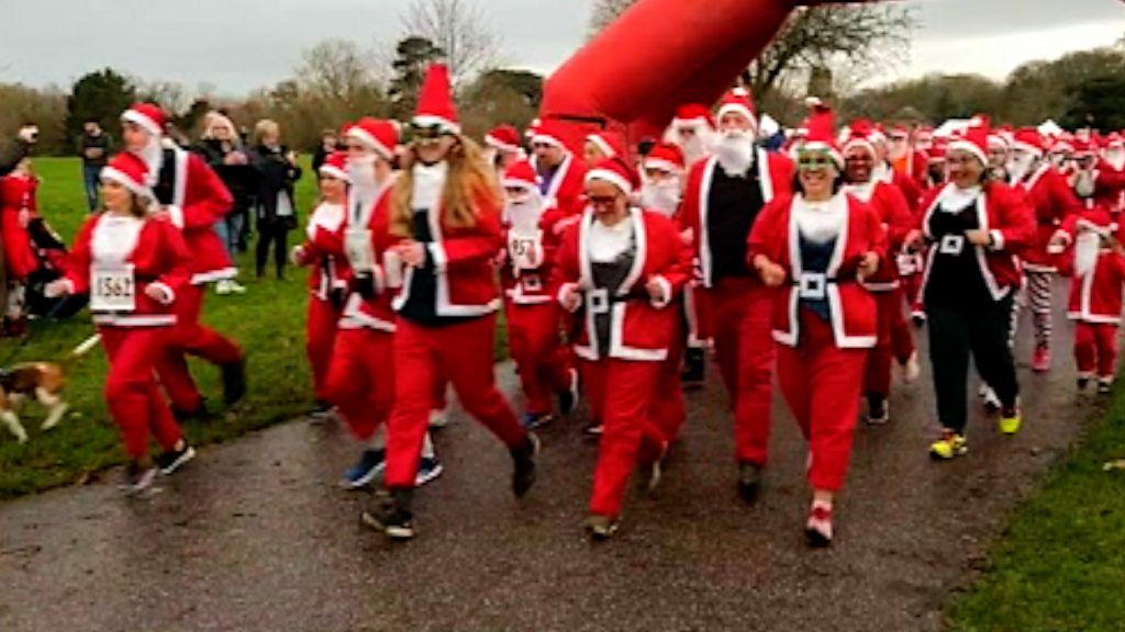 Hundreds of Santas take part in Hereford charity dash - BBC News