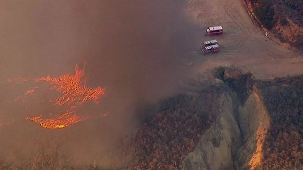 Firefighters battle wildfires in California in America - BBC Newsround