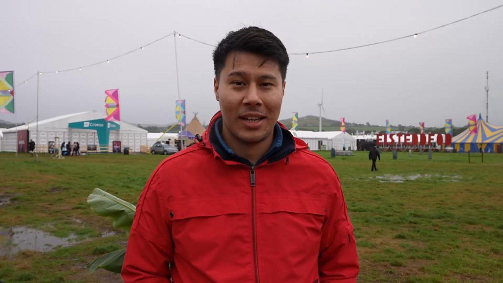Eisteddfod: 'Mae hi'n wlyb o dan draed' - BBC Cymru Fyw