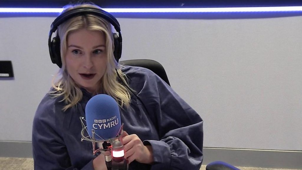 Technoleg 'deepfake' yn gynyddol targedu pobl gyffredin - BBC Cymru Fyw