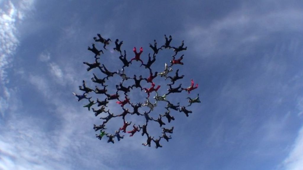 Super brave record-breaking skydivers! - BBC Newsround