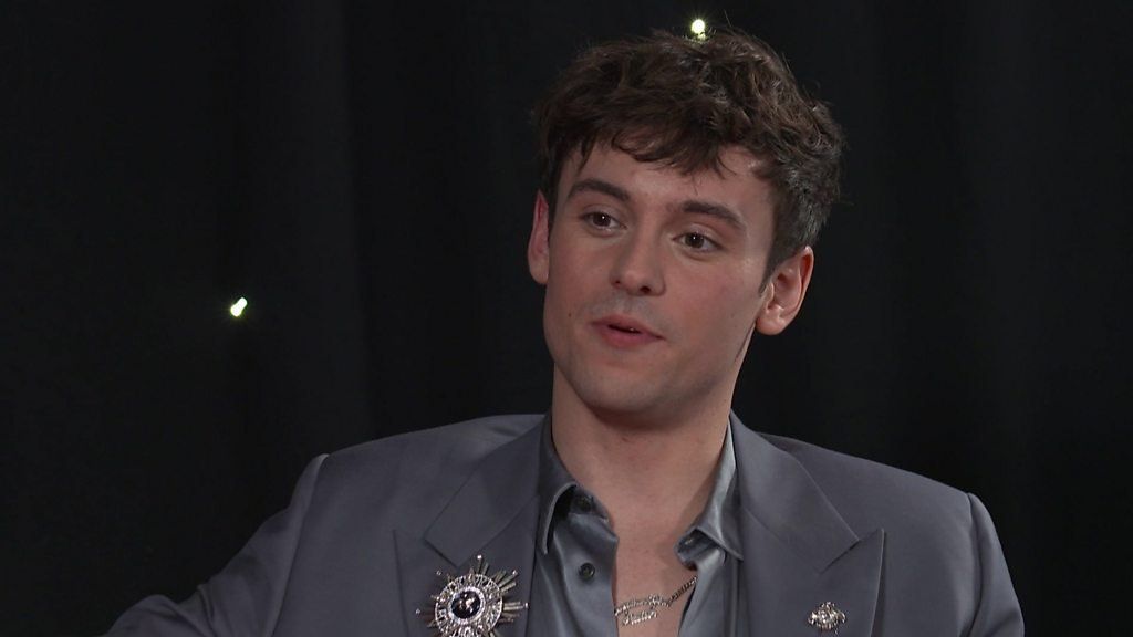 Tom Daley completes 4-day homecoming challenge for Comic Relief - BBC News