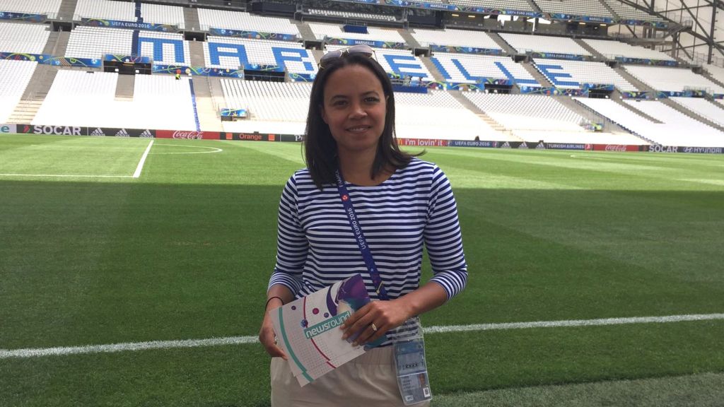 Leah is pitch-side at Stade Velodrome - BBC Newsround