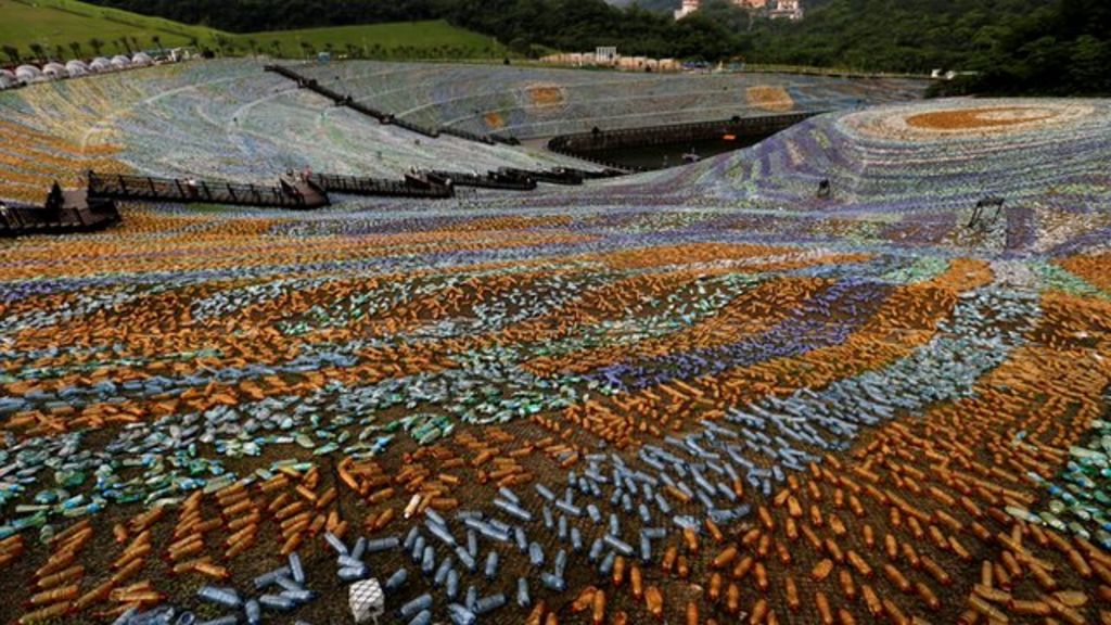 Vincent van Gogh painting recreated in plastic bottles - BBC Newsround