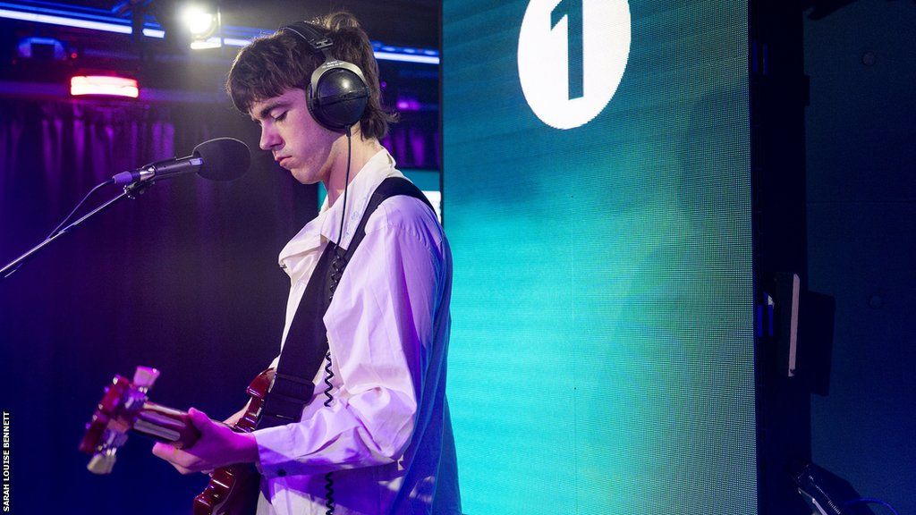 Premier League predictions: Chris Sutton v singer-songwriter ...