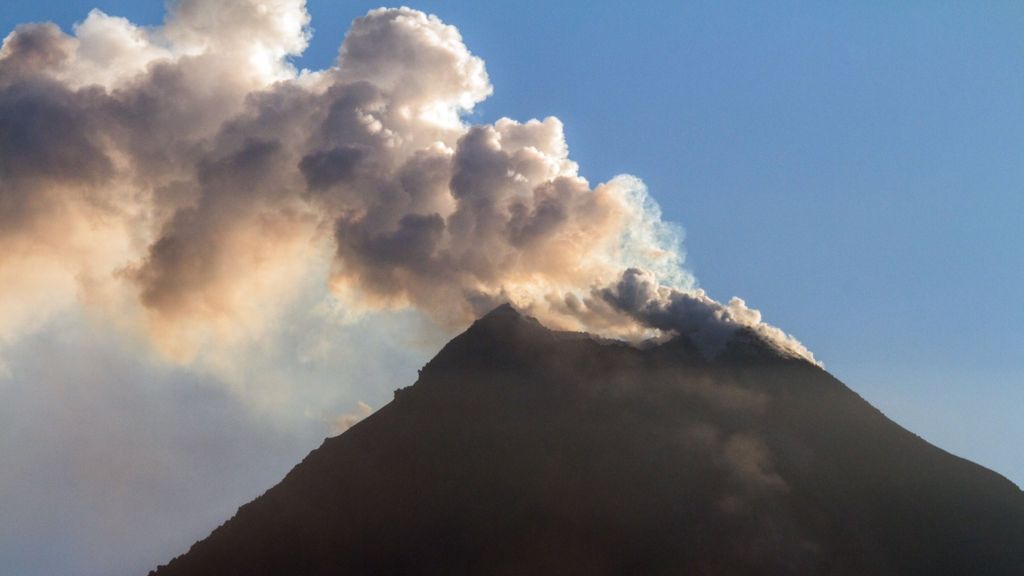 Colima eruptions cause evacuations in Mexico - BBC Newsround