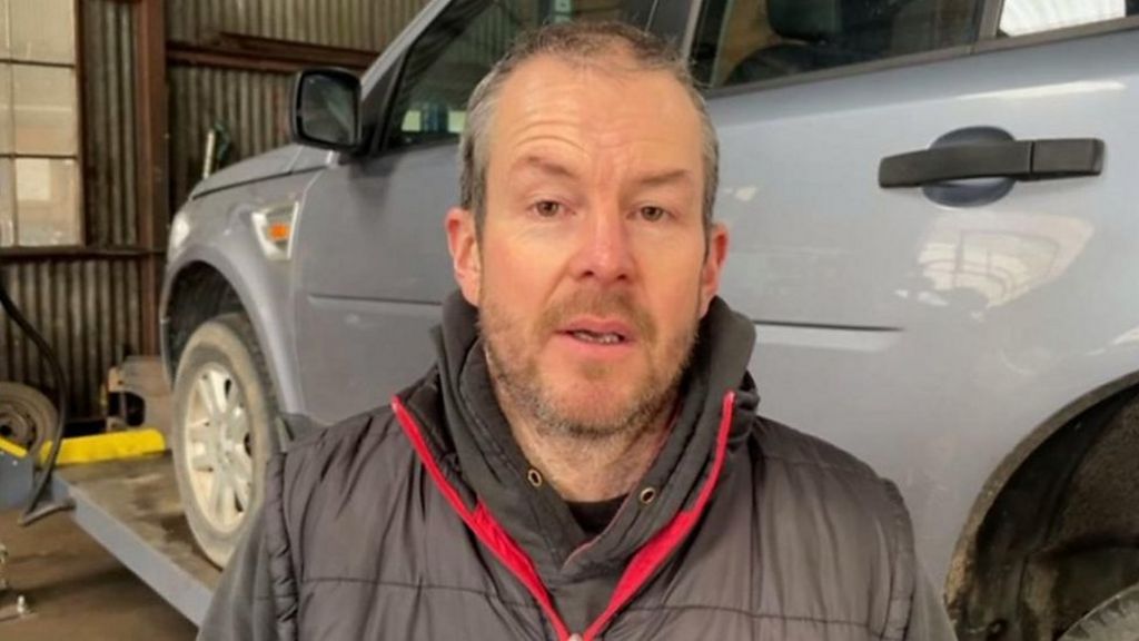 Tywydd 'mor ddrwg â 'dan ni wedi gweld ers talwm iawn' - BBC Cymru Fyw