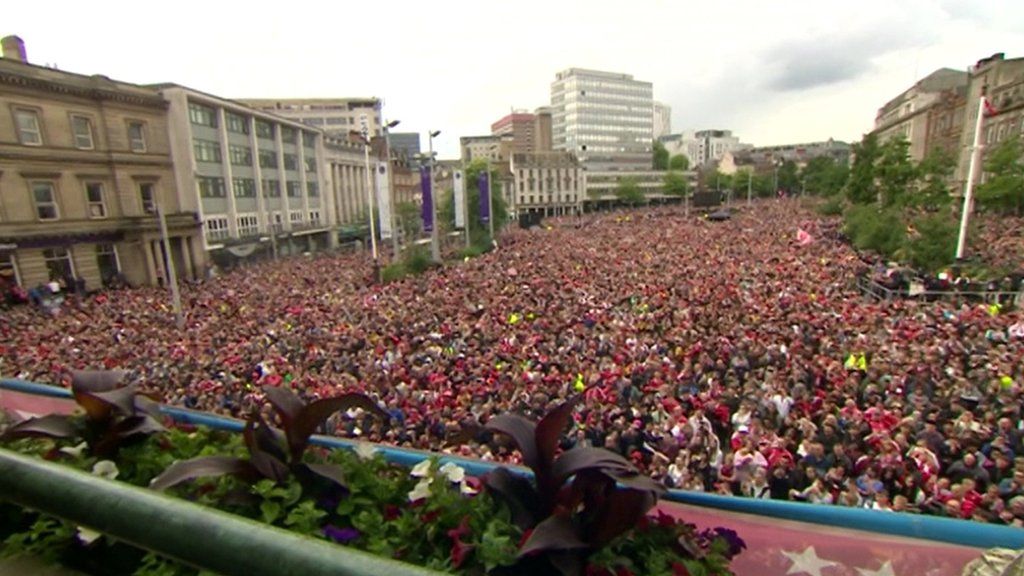Nottingham Forest: City turns out to celebrate Premier League promotion ...