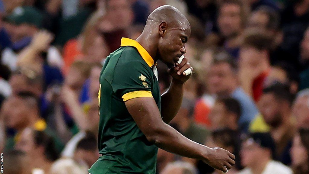 Lukhanyo Am replaces Makazole Mapimpi in South Africa squad - BBC Sport