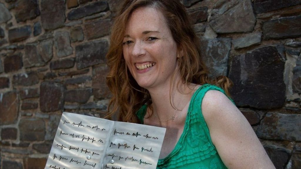 Manon Steffan Ros: 'Llawer ohona' i yn y nofel yma' - BBC Cymru Fyw