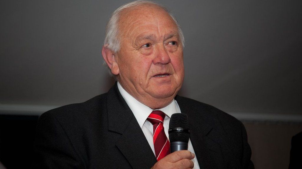 Clive Rowlands, cyn-gapten a rheolwr rygbi Cymru, wedi marw - BBC Cymru Fyw