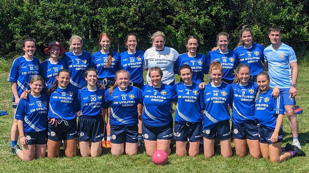 Tîm Pêl-droed Gaeleg Merched Caerdydd yn torri tir newydd - BBC Cymru Fyw