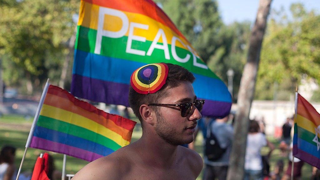Gay rights: Jerusalem celebrates 20 years of pride marches - BBC News