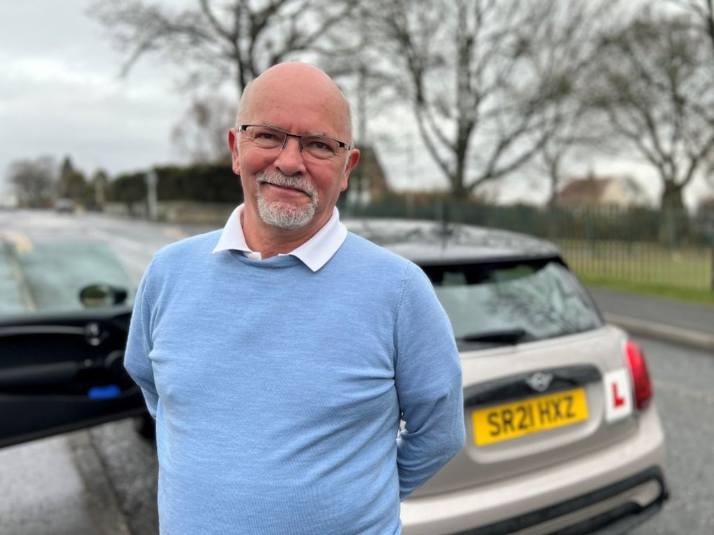 The Formula 1 hopeful who has only just passed her test - BBC News