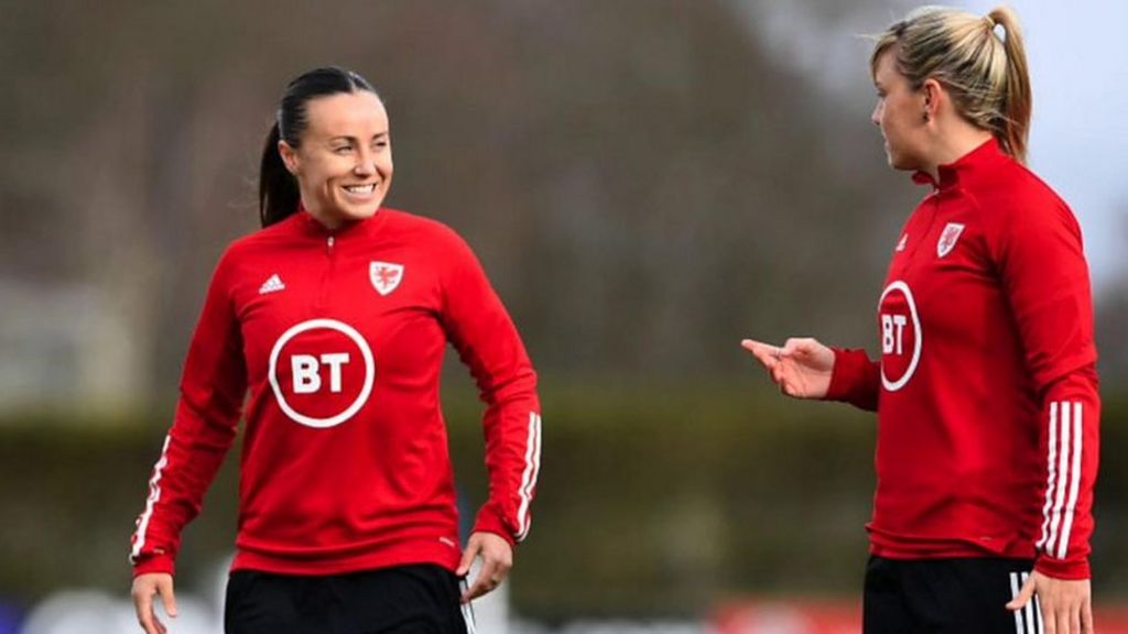 Natasha Harding: Ennill 100fed cap yn 'foment llawn balchder' - BBC ...