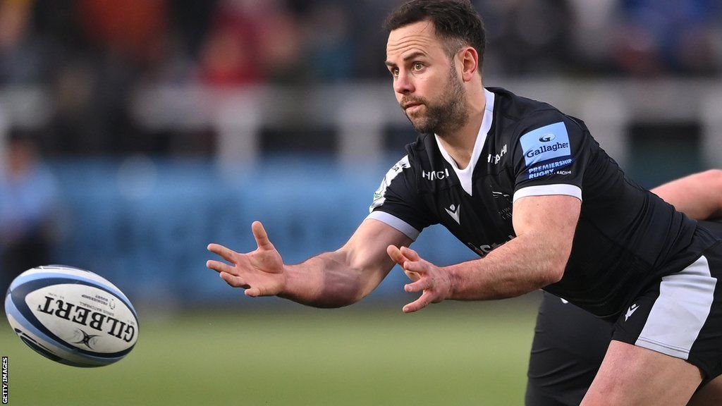 Micky Young: Gloucester sign former Newcastle scrum-half - BBC Sport