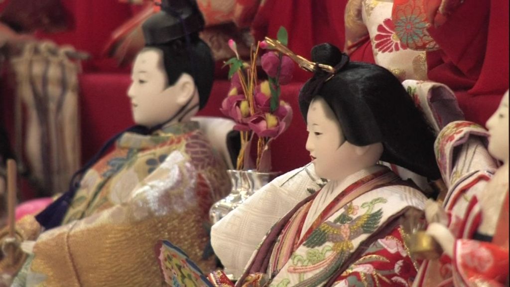 Giant pyramid of dolls built in Japan - BBC Newsround