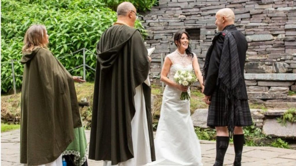 Priodas Pum Mil: Beth mae'r cyplau'n ei wneud nawr? - BBC Cymru Fyw