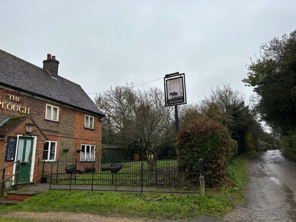 King's Walden residents attempt to save village's last pub - BBC News